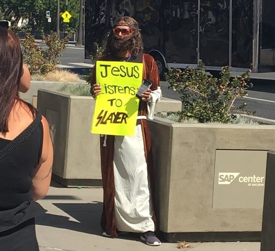 Slayer-fani iski uskonnollisia mielenosoittajia arkaan paikkaan näiden ...