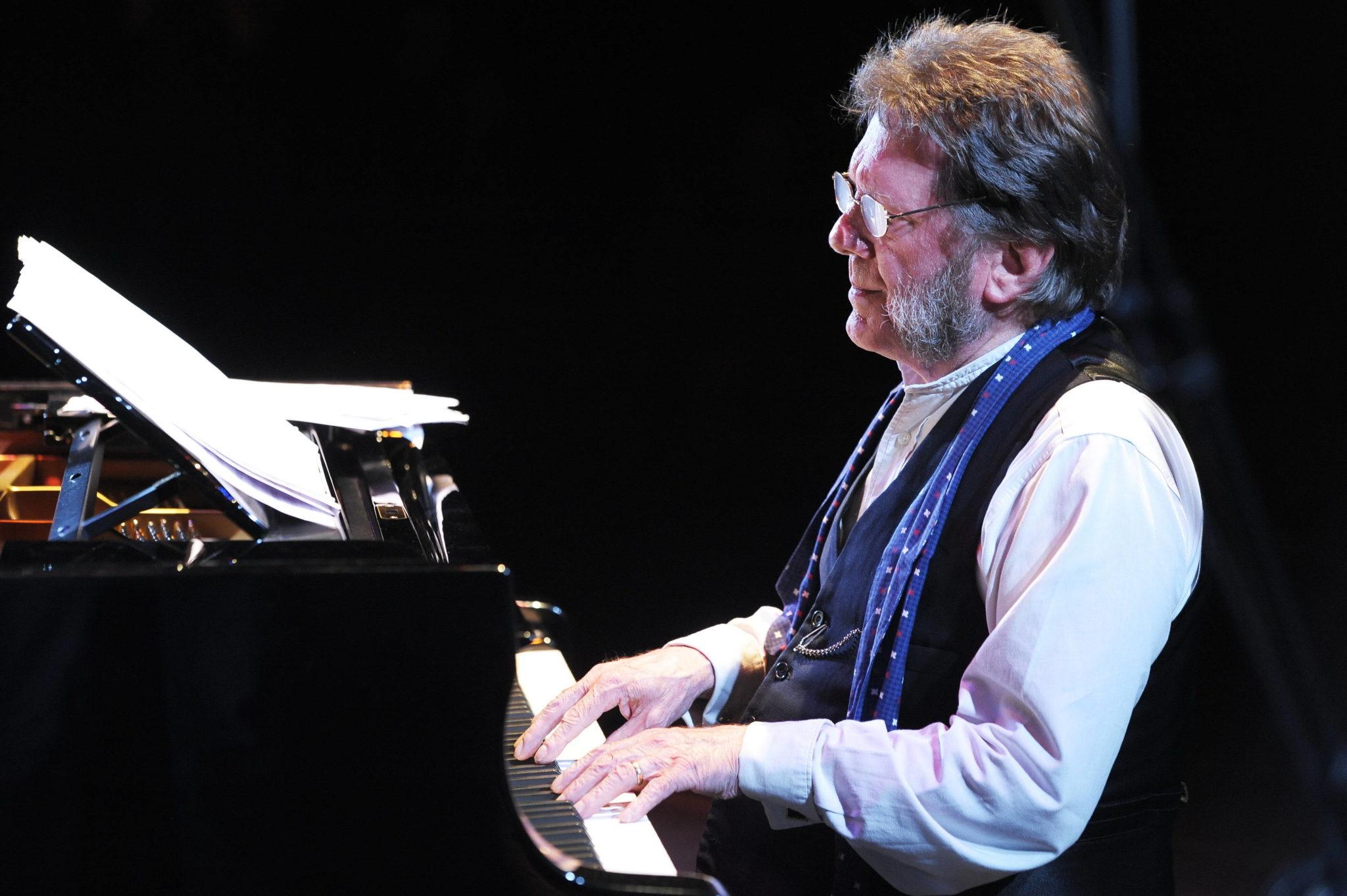 Varhaisilla King Crimson -albumeilla soittanut jazzpianisti Keith ...