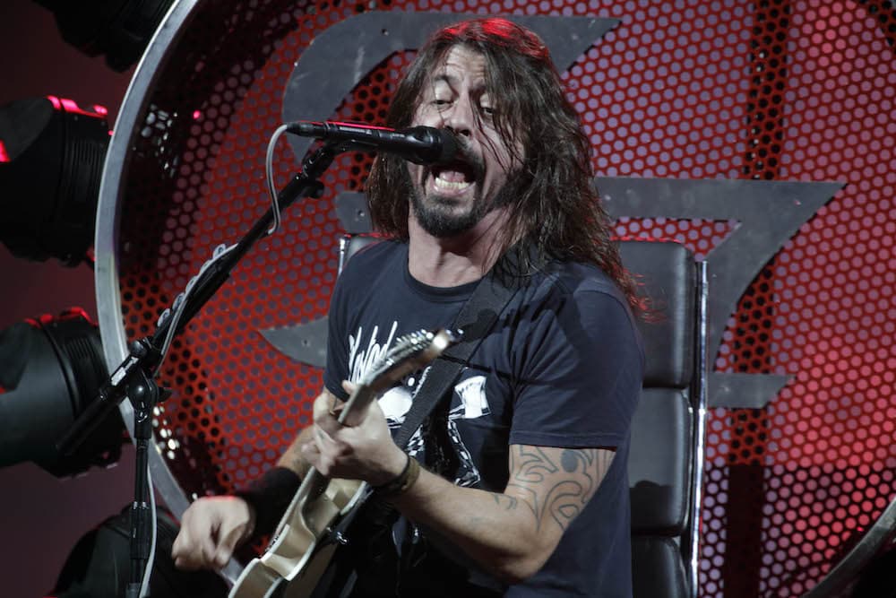 Dave Grohl istui rumpujen taakse ja näytti, miten Smells Like Teen ...