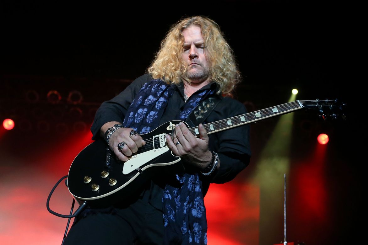 Tesla-kitaristi myöntää kieltäneensä koronaviruksen olemassaolon ennen ...