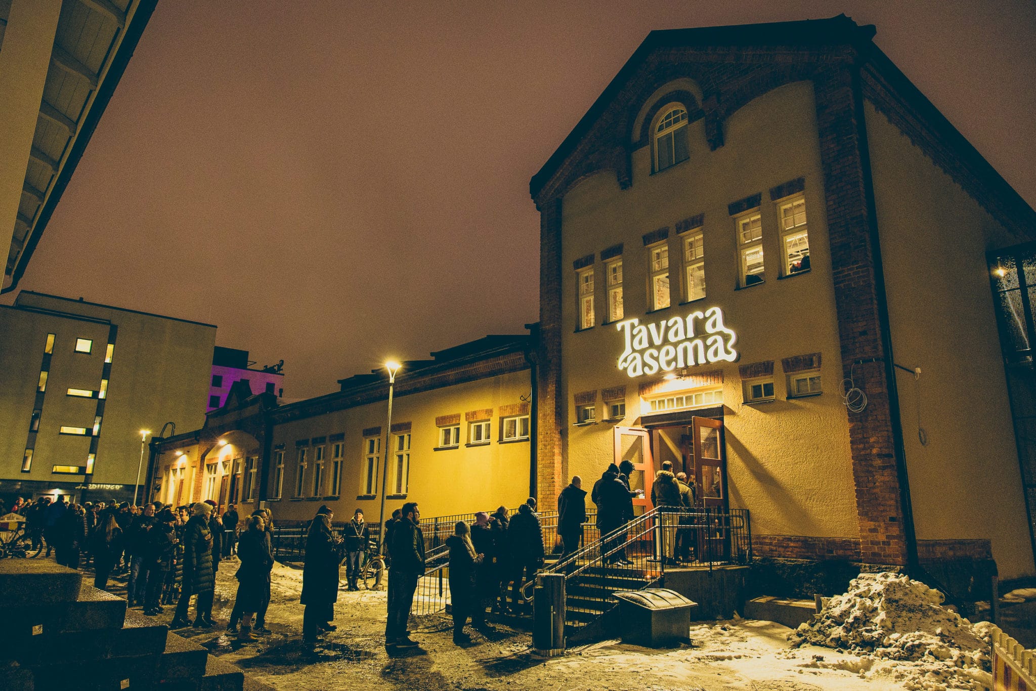 Tampereen uusi keikkapaikka Tavara-asema aukeni täytenä ja lämpimissä tunnelmissa - Soundi.fi