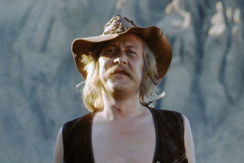 Mursuviiksinen mies, josta ei ole yhtään huonoa valokuvaa – on aika ...