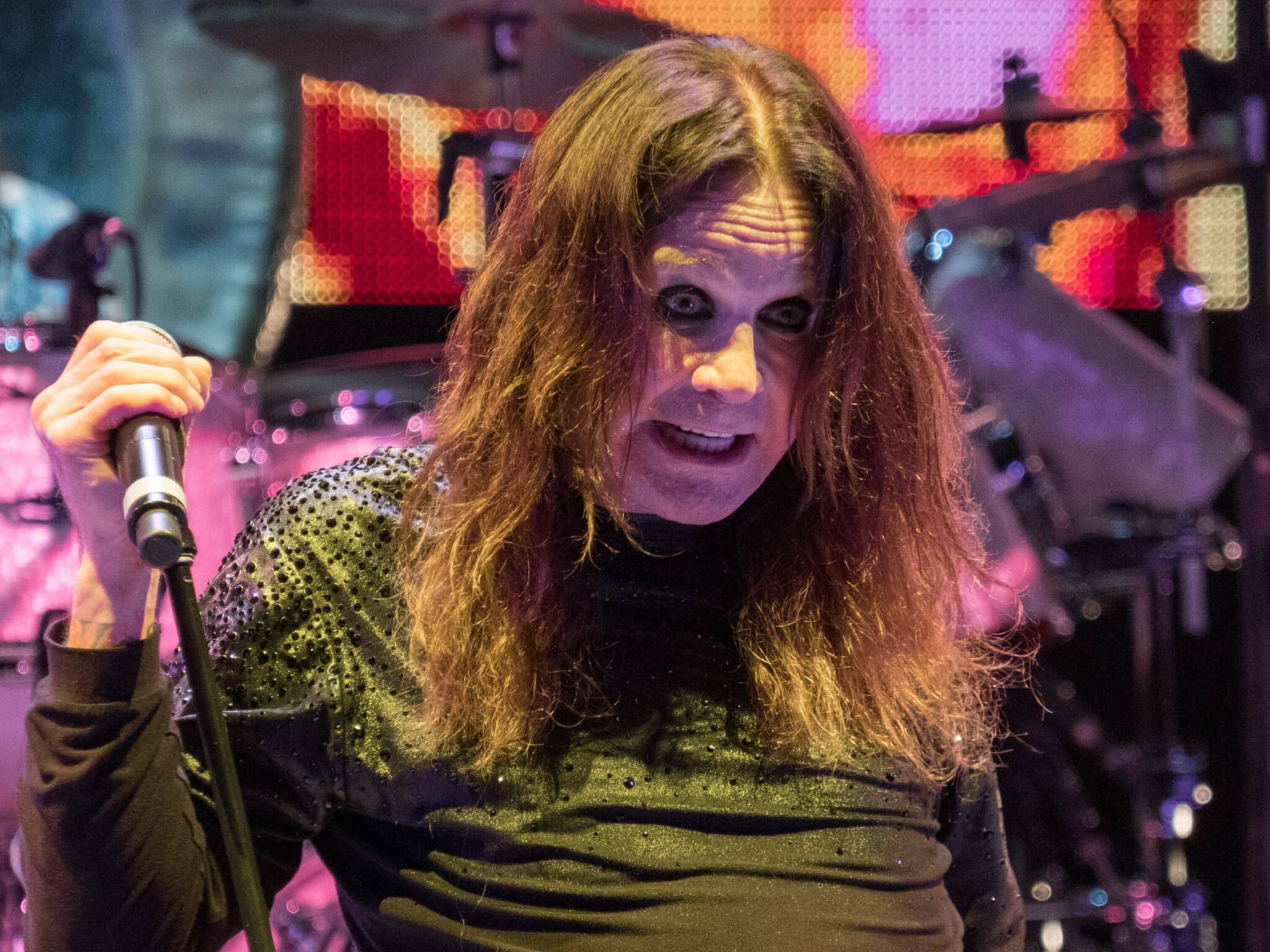 Geezer Butler muistelee Ozzy Osbournen haisevaa kostoa, kun bändille ei ...