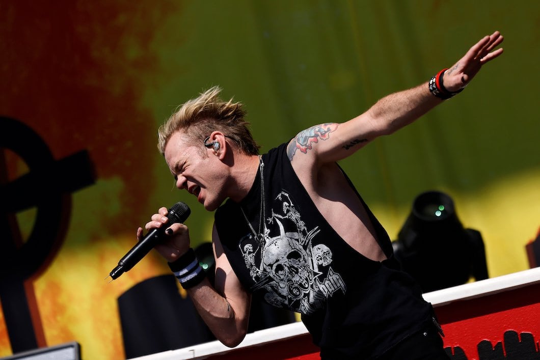 Sum 41 -keulakuva kiidätettiin sairaalaan - muusikon vaimo tiedotti ...