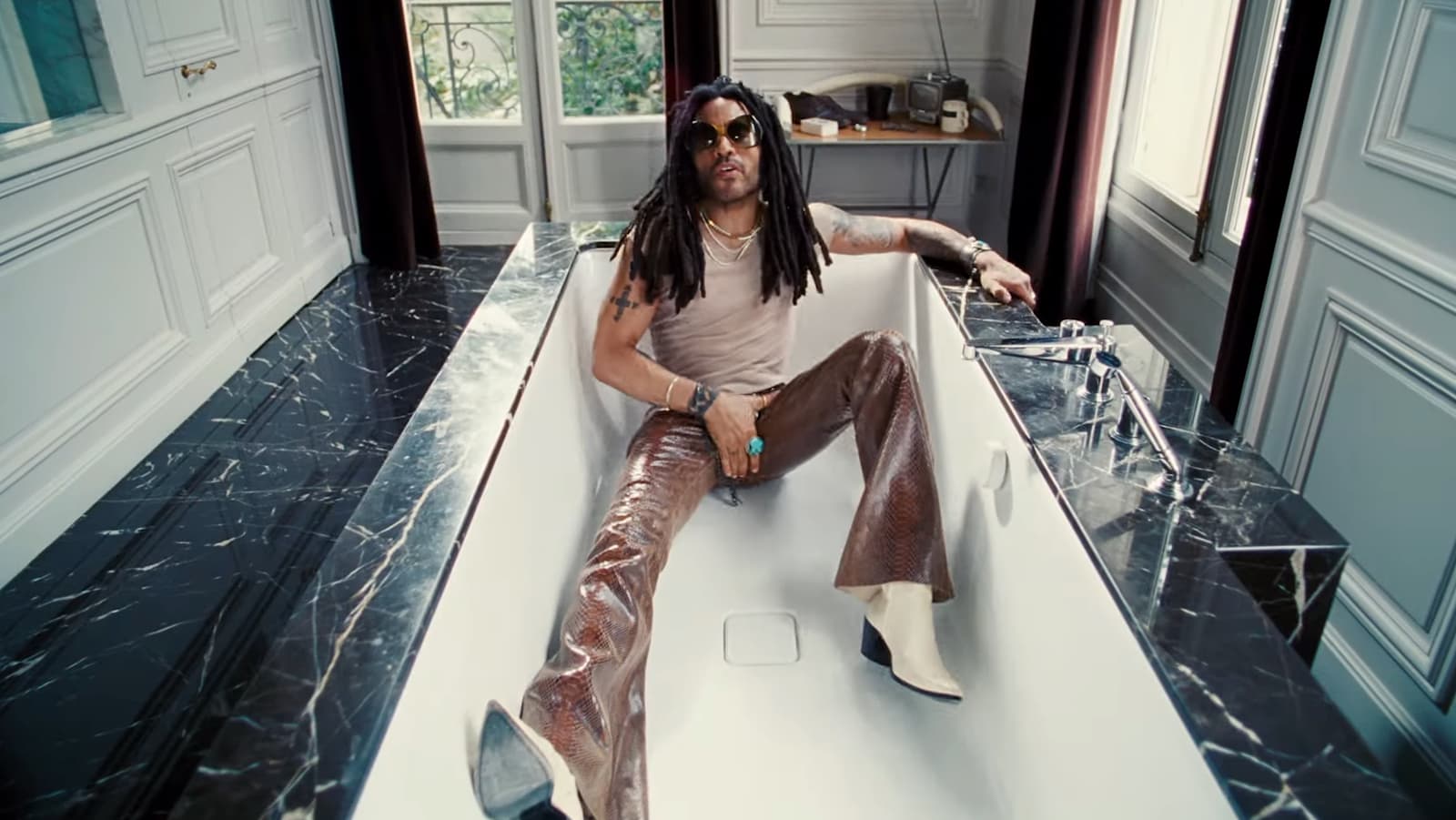 Rokkari aamutoimissaan - Lenny Kravitz tarjoilee silmäkarkkia ja jalan ...