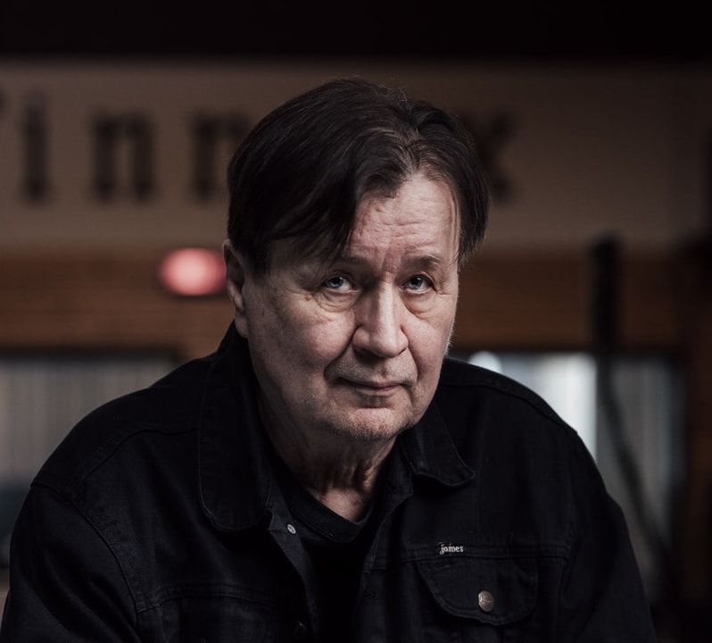 Kirja-arvio: Jake Nyman tarjoaa työtovereilleen suorasanaisesti sekä kiitosta että sapiskaa ...