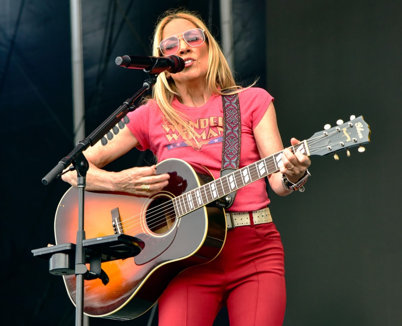 Sheryl Crown uutuuskappaleella kuullaan tuttua kitaran vingutusta ...