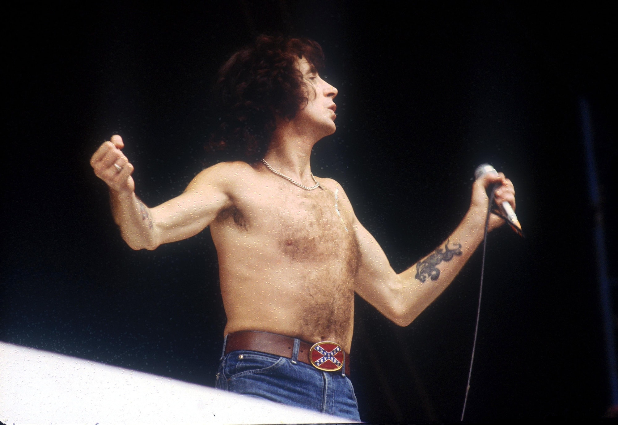 Lepää rauhassa, Bon Scott – katso muistutus siitä, millainen luonnonvoima AC/DC-laulaja oli ...