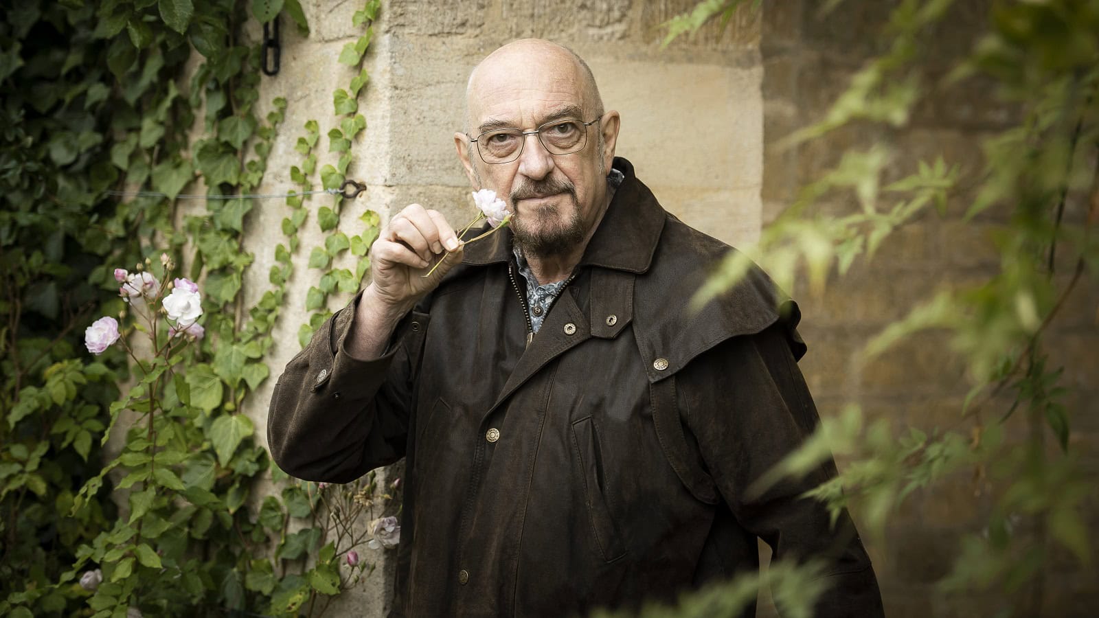 Ian Anderson ei pidä keikoillaan meluavista tai puhelimiaan räpläävistä faneista - "Se on ...