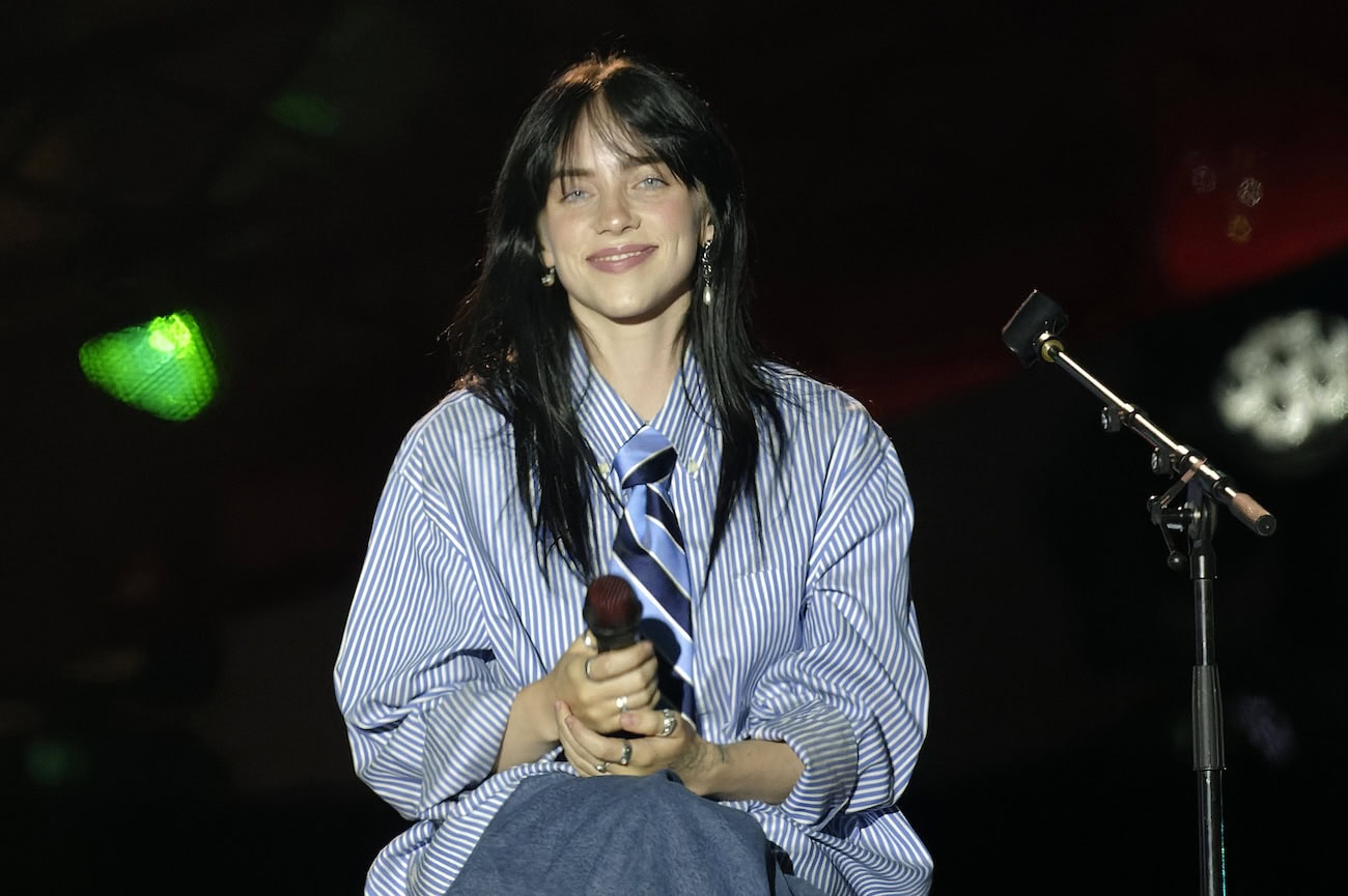 Billie Eilish sai kasvoihinsa osuman katsomosta heitetystä esineestä ...