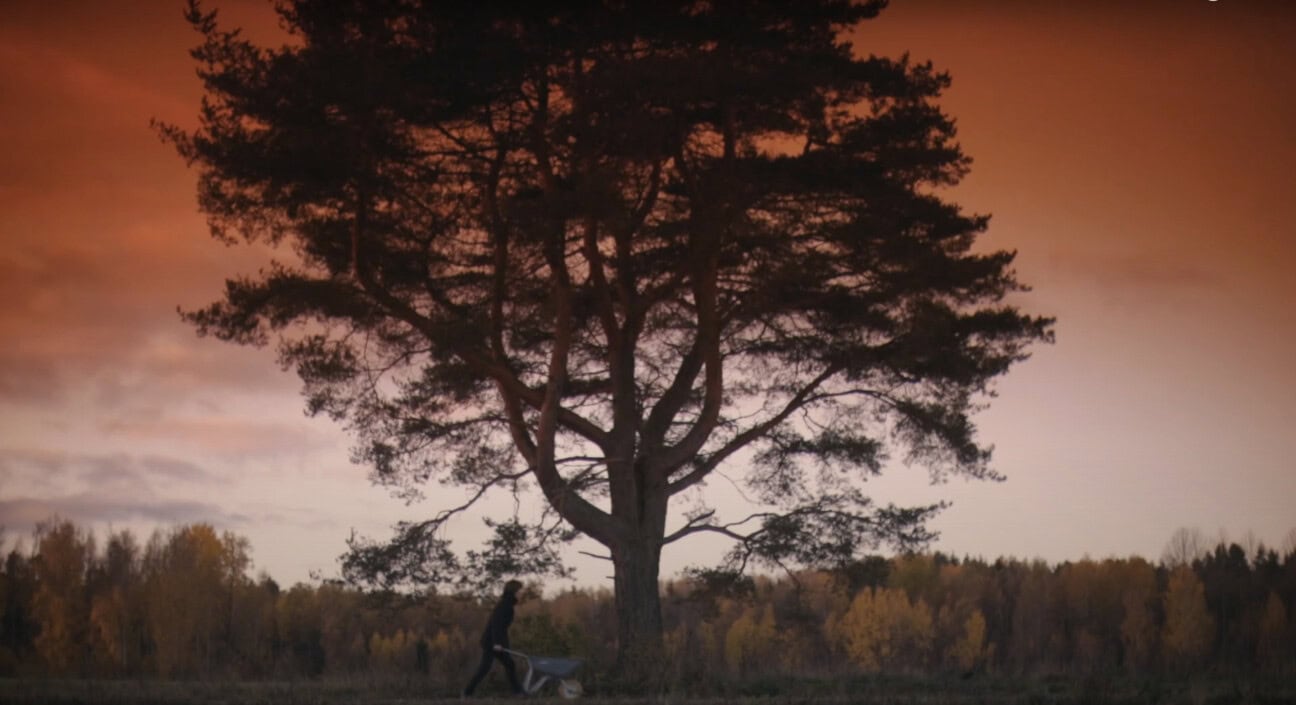 Ensinäyttö: Mies joka kantaa ajatuksiaan kottikärryissä – Kaita Isari ...