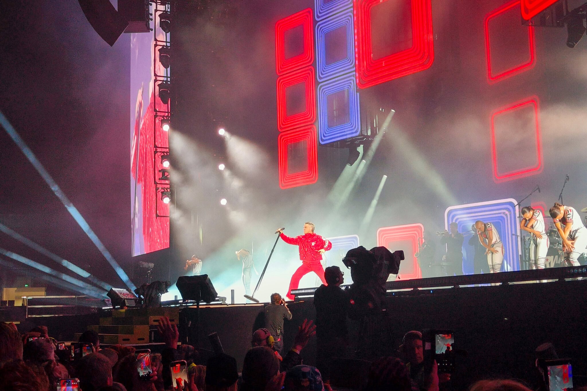Livearvio: Robbie Williams oli Olympiastadionilla tuttu pöyhkeä ...