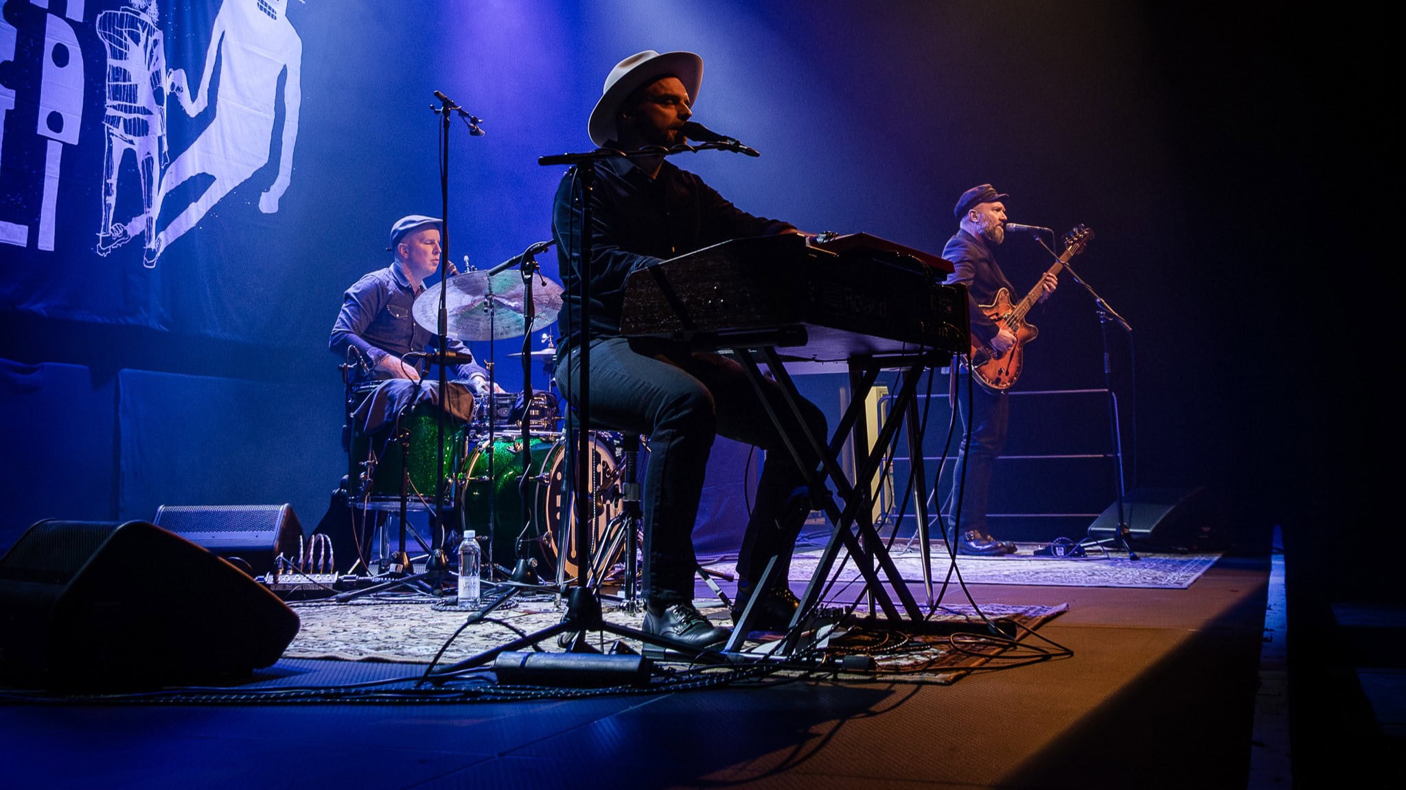 Josén Pimeä Puoli kiertää konserttisaleja - katso kuvat Turun-keikalta ...