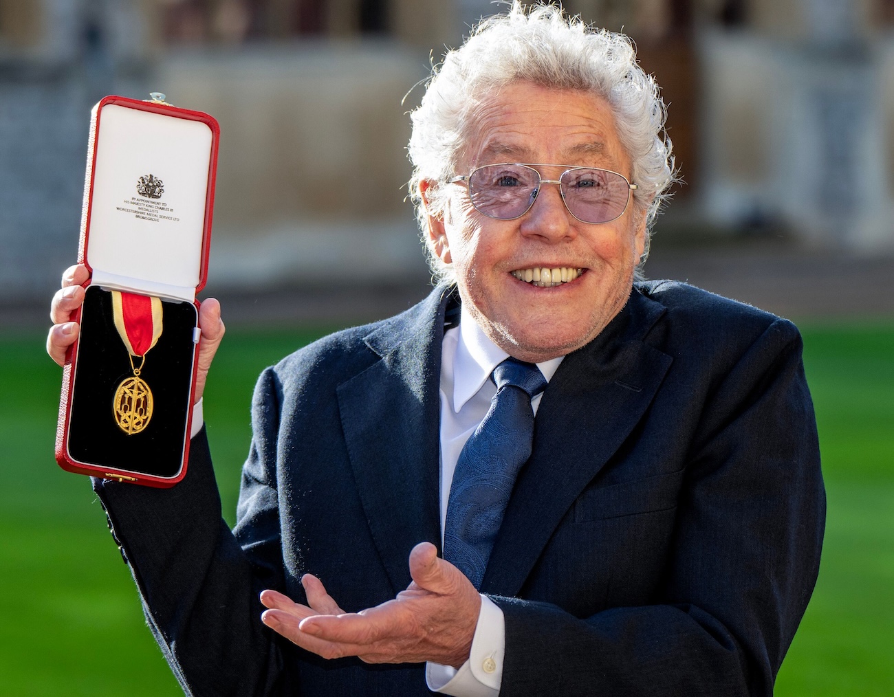 Se on sitten Sir Roger tästä lähtien - The Who -laulaja lyötiin ...